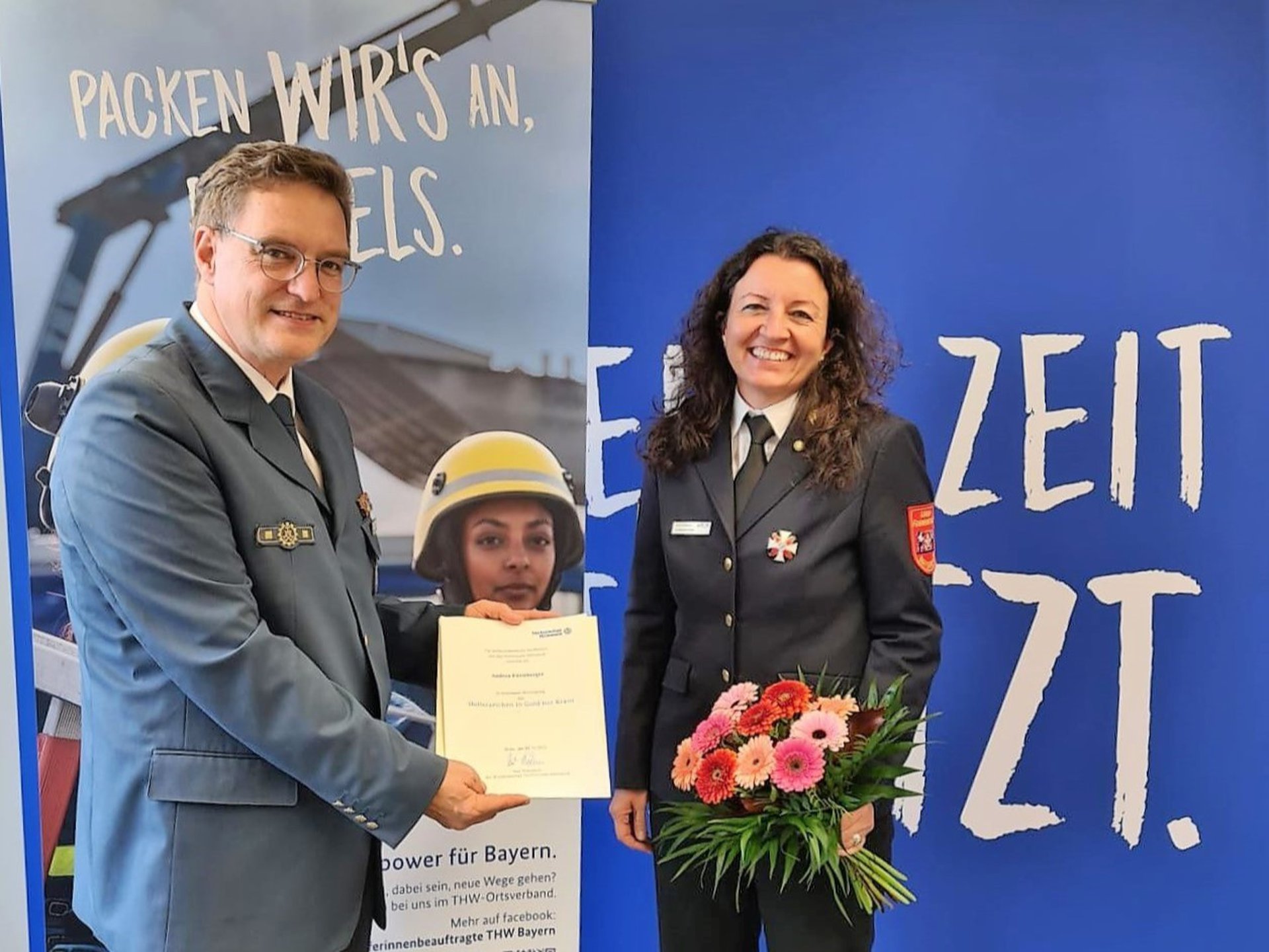 Landesfrauenbeauftragte Andrea Fürstberger mit dem Helferzeichen in ...