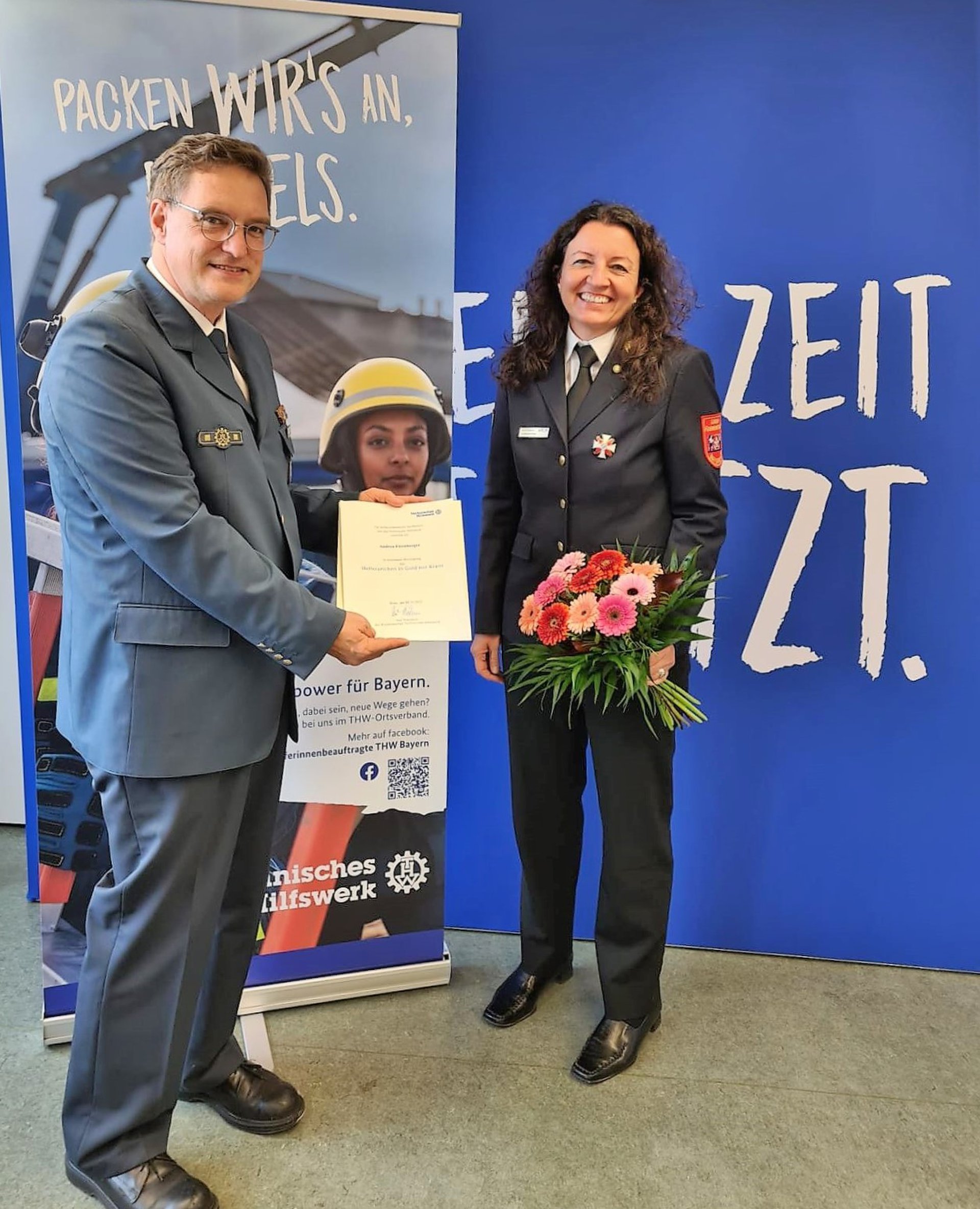 Landesfrauenbeauftragte Andrea Fürstberger mit dem Helferzeichen in Gold mit Kranz ausgezeichnet