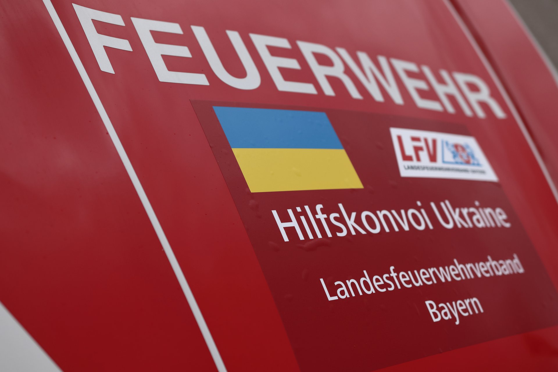 Hilfskonvoi übergibt 49t Feuerwehrausrüstung und 9 Fahrzeuge für die Feuerwehren in der Ukraine